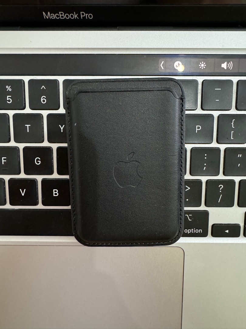 Apple Magsafe Wallet (Black), Men's Fashion, Watches & Accessories ...