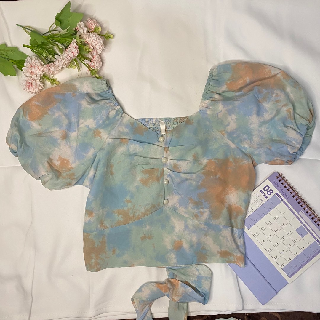 Crop top with puffed sleeve, Women's Fashion, Tops, Blouses on Carousell