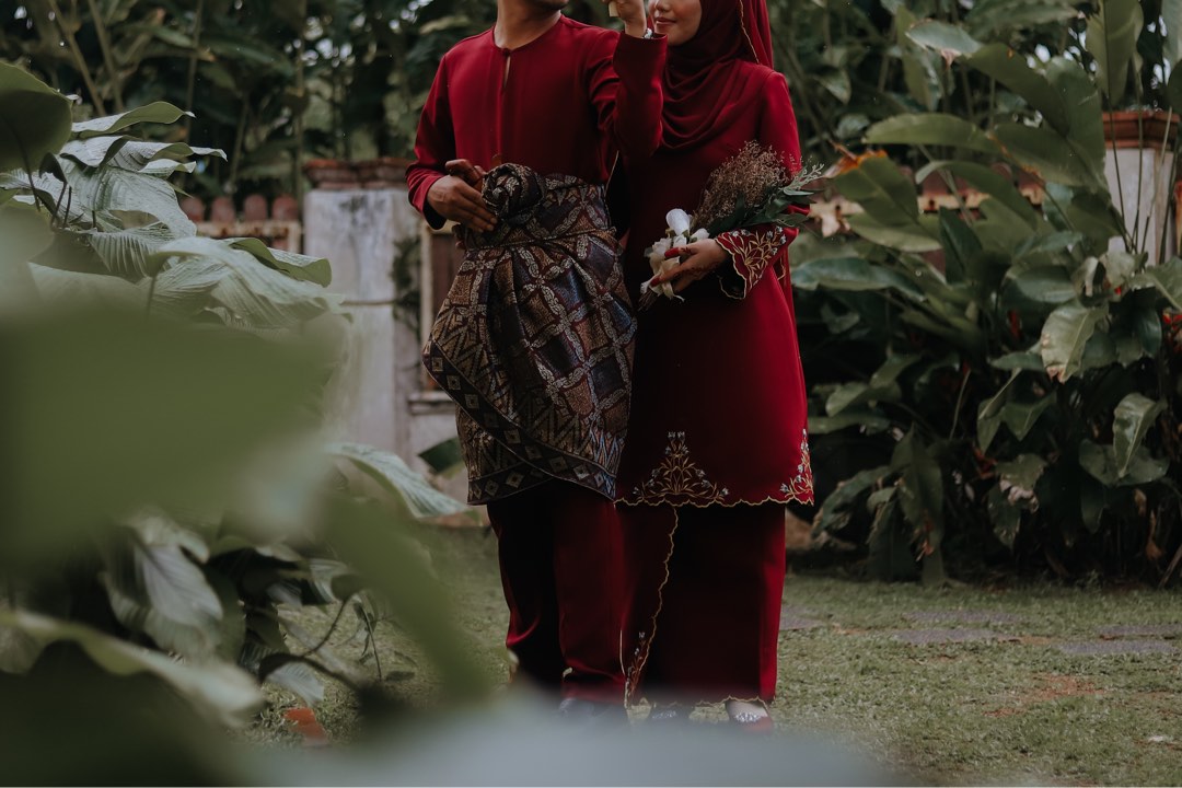 CUSTOM BESPOKE RATU & RAJA IN MAROON BY ZACHRINJAAFARS, Women's Fashion ...