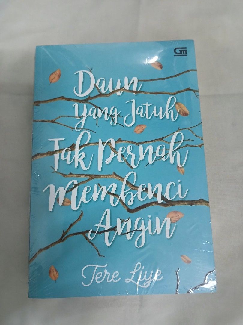 Daun yang jatuh tak pernah membenci angin - Tere Liye, Buku & Alat ...