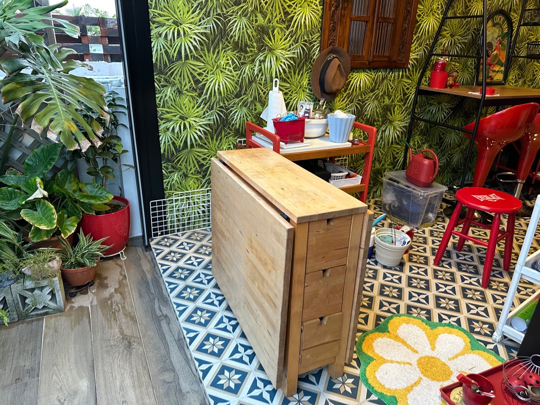 IKEA expandable & retractable table with 6 drawers storage .can seat 6 ...