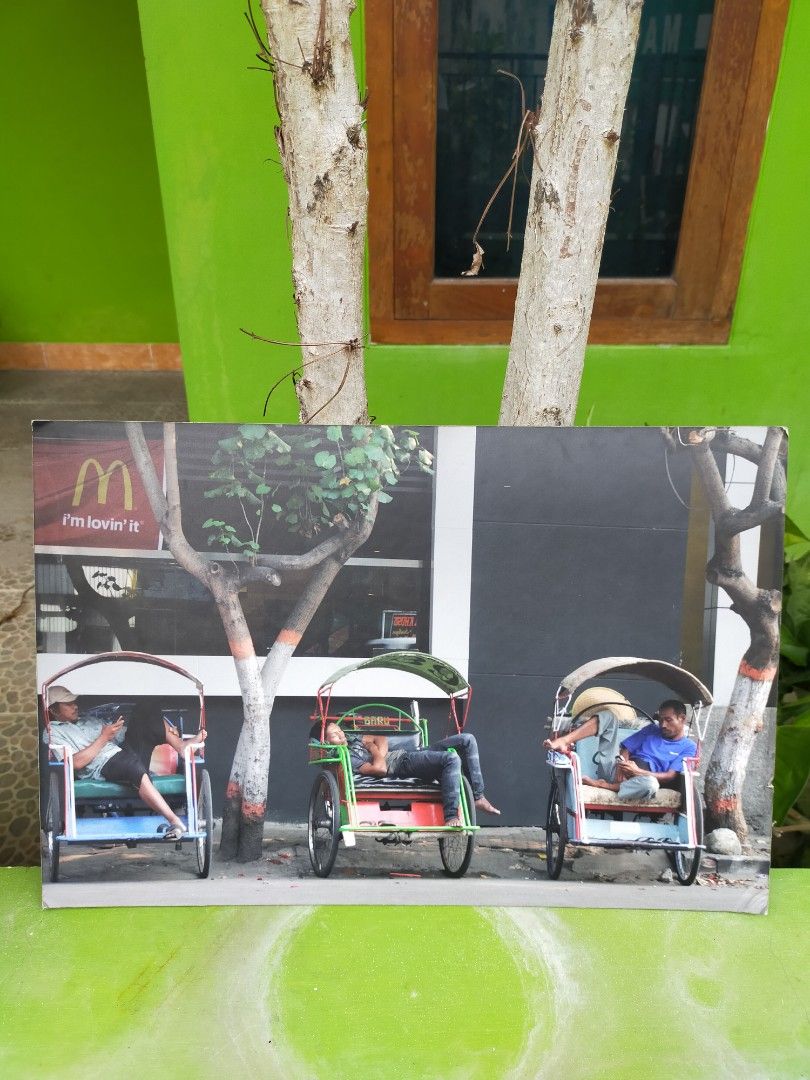 Aneka Poster Foto Bekas Pameran Potret Kehidupan Kaum Marjinal, Antik ...