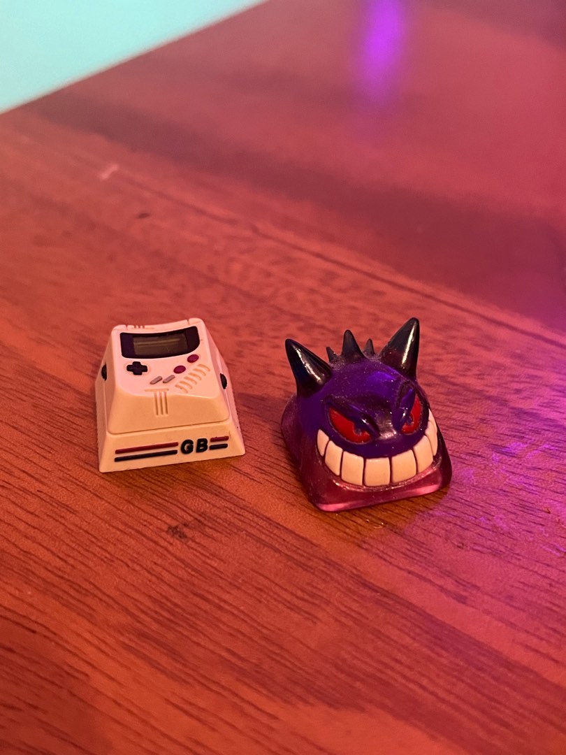 Artisan Keycaps ( Gameboy Keycap from ZMKC & Translucent Artisan Gengar ...