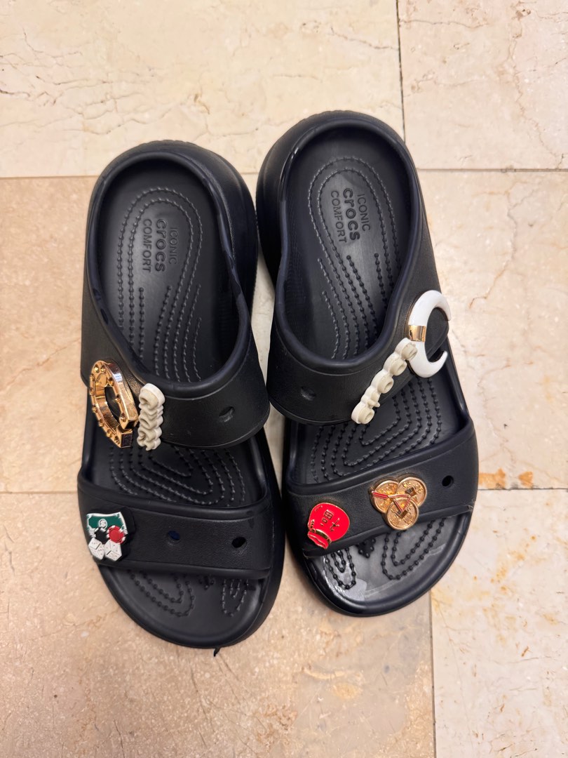 Crocs size w8, Women's Fashion, Footwear, Flats & Sandals on Carousell