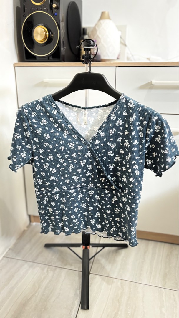 Colorbox crop, Fesyen Wanita, Pakaian Wanita, Atasan di Carousell