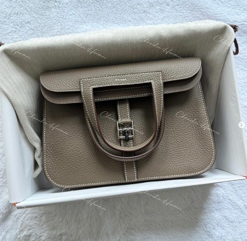 Hermes Halzan 25 大象灰 Etoupe 銀扣 2024年7月單, 名牌, 手袋及銀包 - Carousell