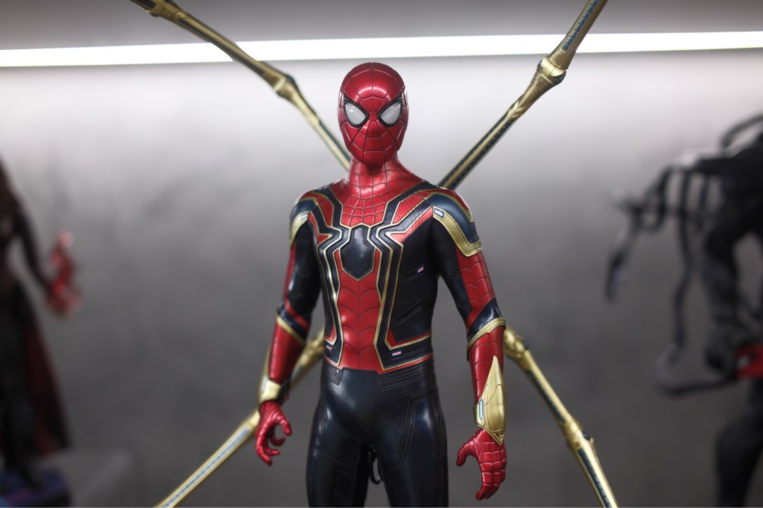Hot toys infinity war iron Spiderman + free endgame infinity gauntlet ...