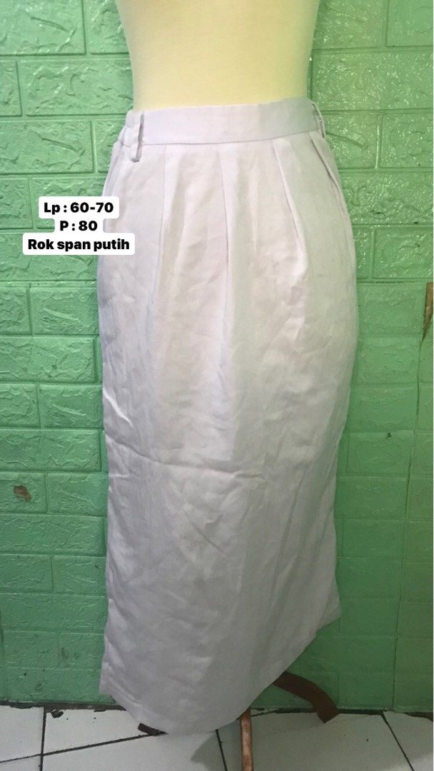 Rok seragam putih, Fesyen Wanita, Pakaian Wanita, Bawahan di Carousell