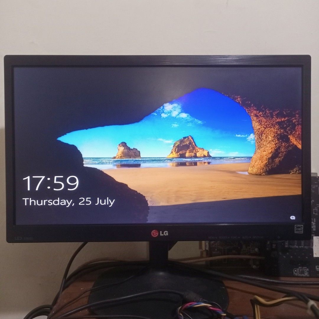 LED 20 INCHI LG 20M35. Mulus normal aman. Komplit kabel VGA & Adaptor ...
