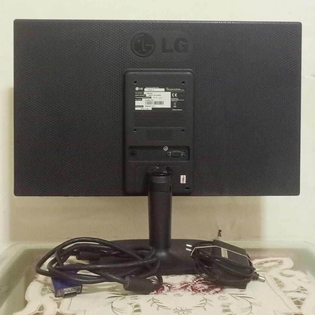 LED 20 INCHI LG 20M35. Mulus normal aman. Komplit kabel VGA & Adaptor ...