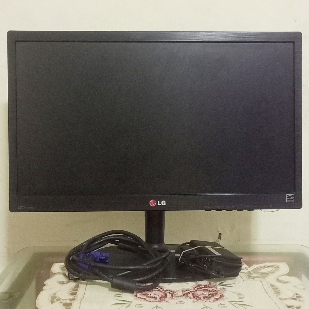LED 20 INCHI LG 20M35. Mulus normal aman. Komplit kabel VGA & Adaptor ...