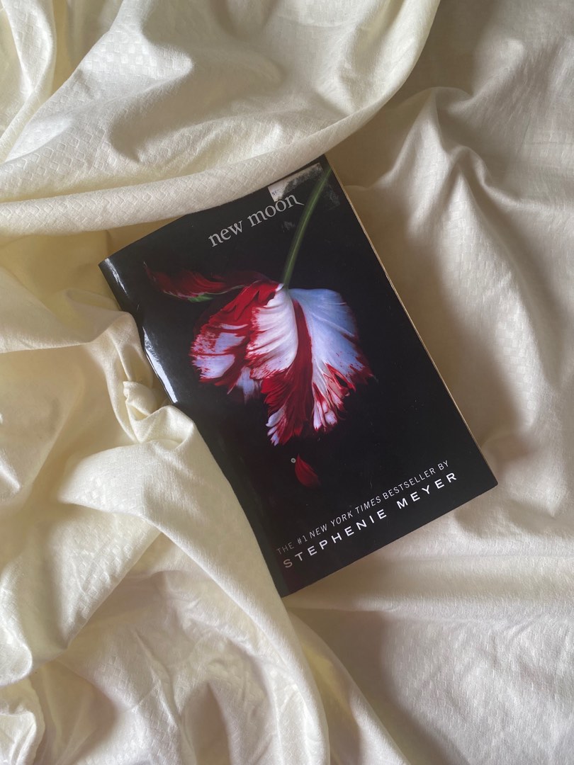 New Moon : Twilight Series by Stephenie Meyer, Hobbies & Toys, Books ...