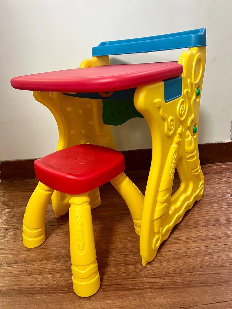 Crayola畫板繪畫書桌+小凳, 興趣及遊戲, 玩具 & 遊戲類 - Carousell