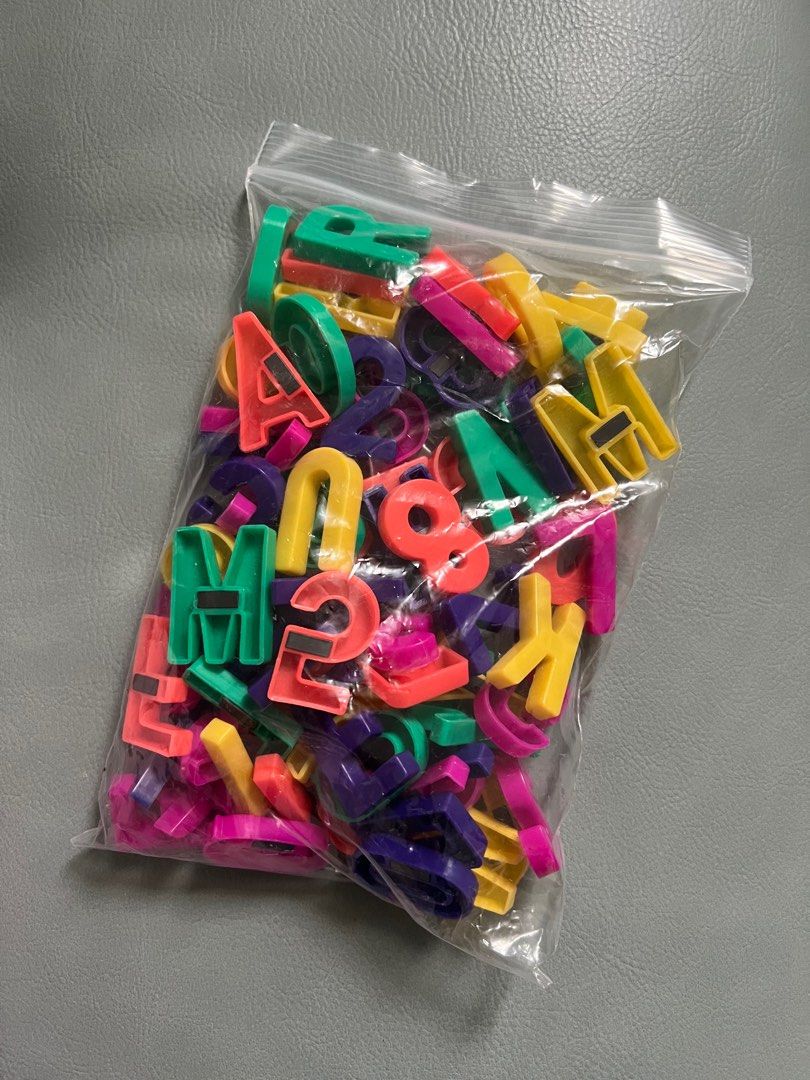 Crayola畫板繪畫書桌+小凳, 興趣及遊戲, 玩具 & 遊戲類 - Carousell