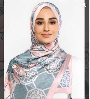 Disney x Duck Minnie Mouse Girlfriend Square, Women's Fashion, Muslimah ...