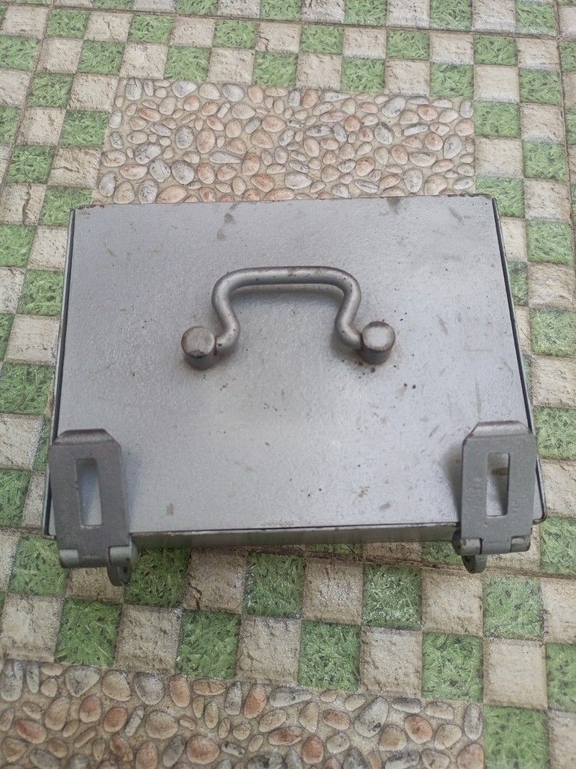 Kotak besi vintage, Antik, Pajangan di Carousell