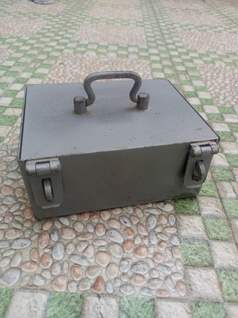 Kotak besi vintage, Antik, Pajangan di Carousell