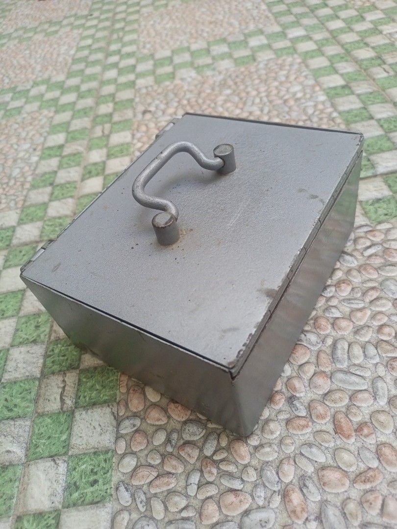 Kotak besi vintage, Antik, Pajangan di Carousell