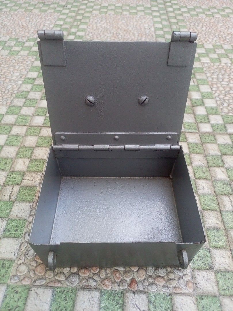 Kotak besi vintage, Antik, Pajangan di Carousell