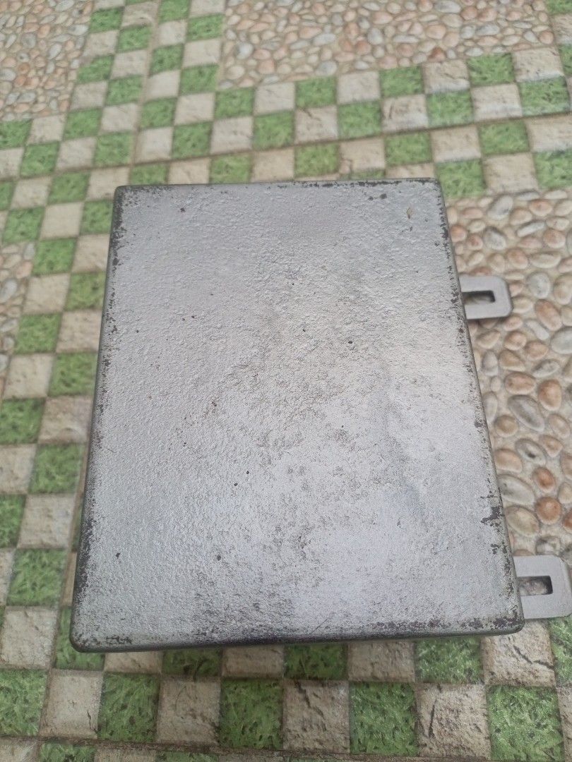 Kotak besi vintage, Antik, Pajangan di Carousell