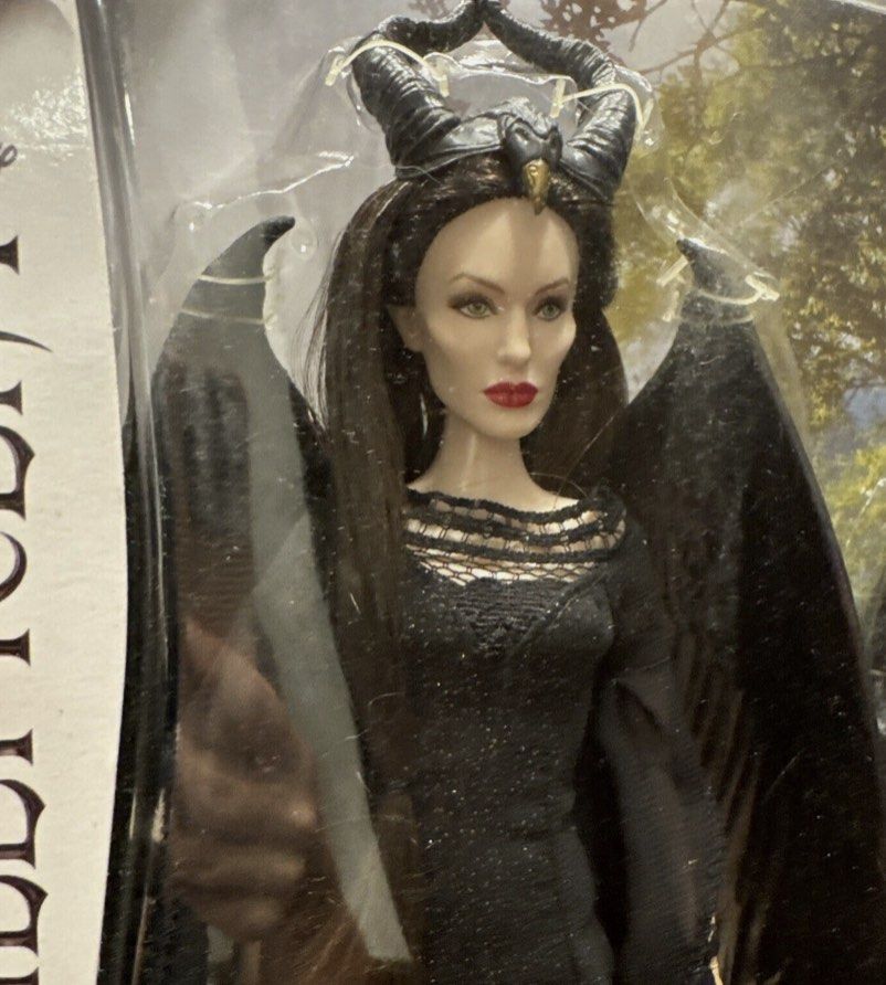 Royal Coronation Maleficent And Diaval with free original movie double ...