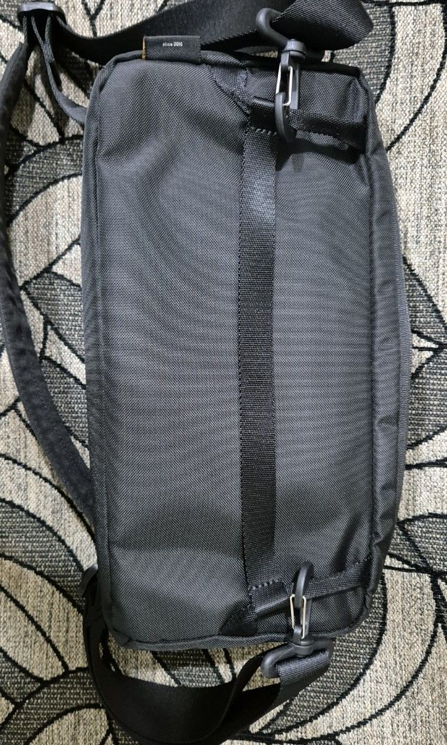 Tomtoc Steamdeck/ROG Ally Sling Bag, Computers & Tech, Parts ...