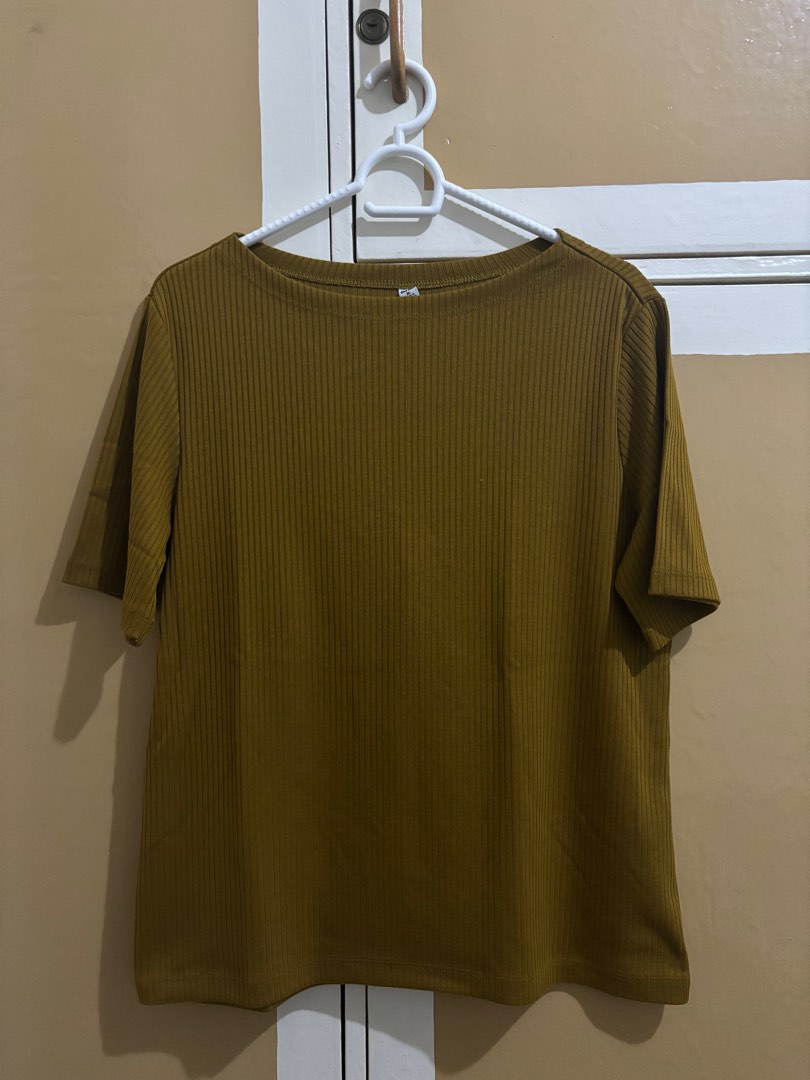 Uniqlo Ribbed Boat Neck Top in Mustard, Women's Fashion, Tops, Blouses ...