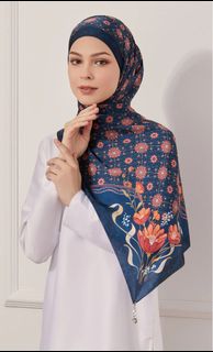 Blooming Duck Orchid shawl (Black), Women's Fashion, Muslimah Fashion ...