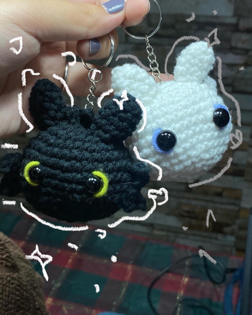 How to train your dragon keychains: Toothless and Light Fury, Hobbies ...