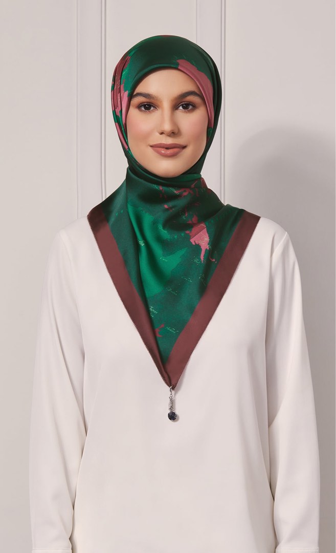 The world map duck Emerald Square, Women's Fashion, Muslimah Fashion ...