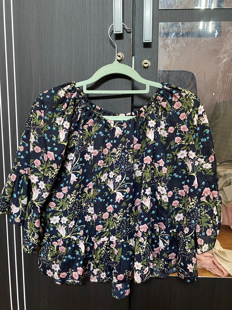 Sabrina bunga, Fesyen Wanita, Pakaian Wanita, Atasan di Carousell