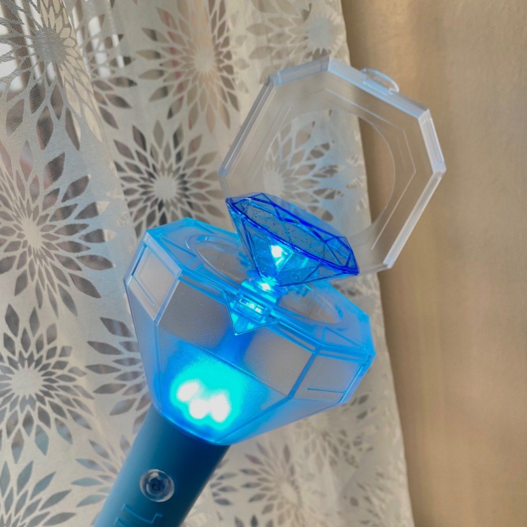 TREASURE OFFICIAL LIGHTSTICK [FREE PHOTOBOOK], Hobbies & Toys ...