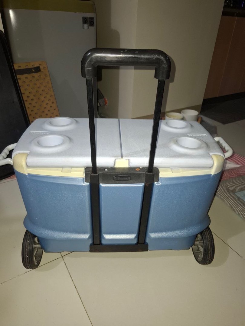Cooler Rubbermaid with wheels, Everything Else, Others on Carousell