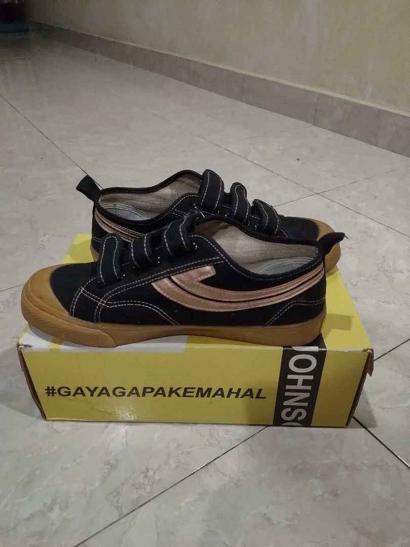 Sepatu Johnson Brand Lokal Indo, Men's Fashion, Footwear, Sneakers on ...