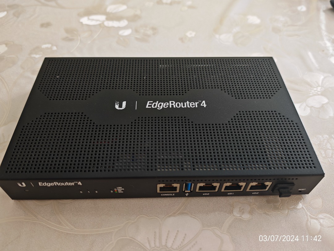 Ubiquiti ER-4 EdgeRouter 4 - 4-Port Gigabit Router with 1 SFP Port ...