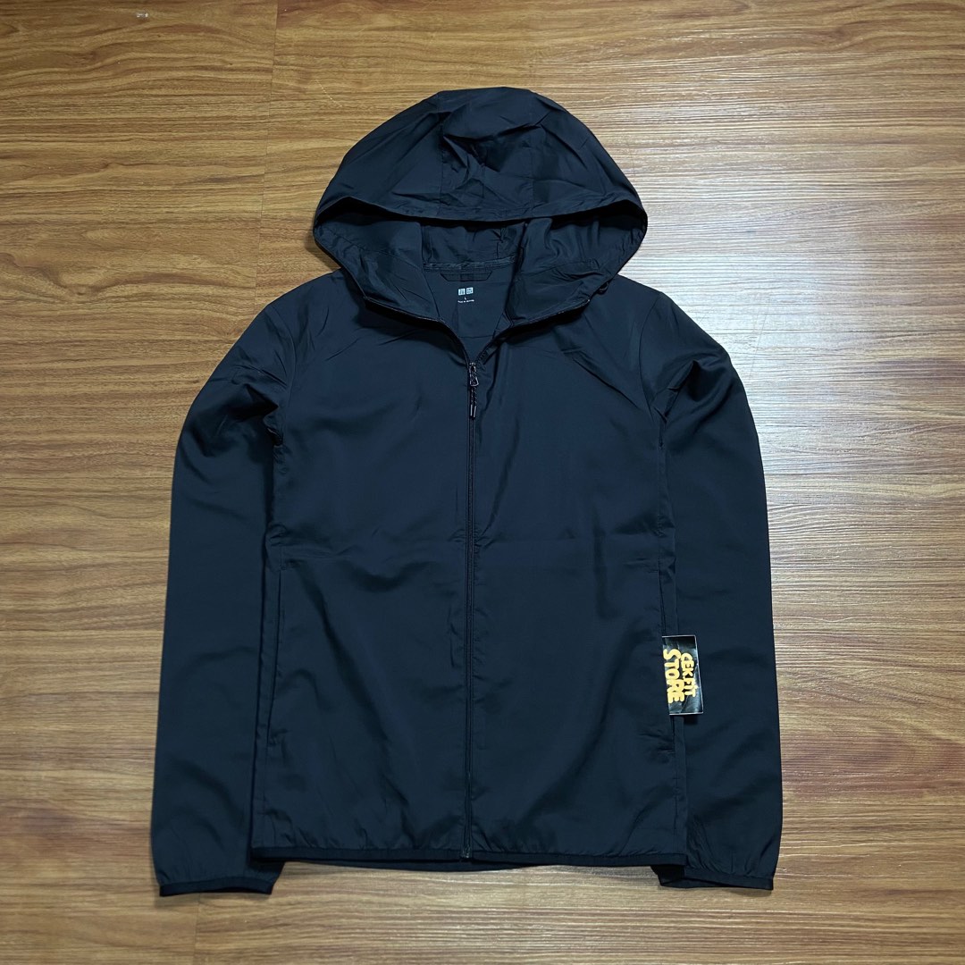 Uniqlo Running Jacket, Fesyen Pria, Pakaian , Atasan di Carousell