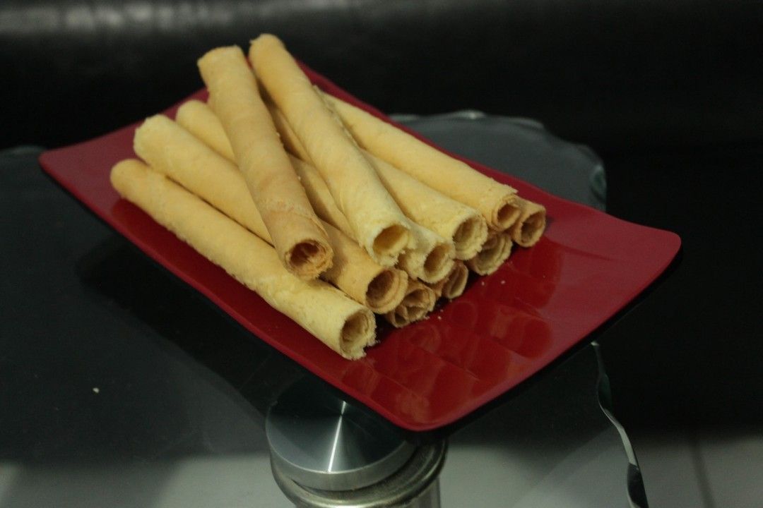 Milina Egg roll Semprong Cemilan Enak "nett", Makanan & Minuman, Snek ...