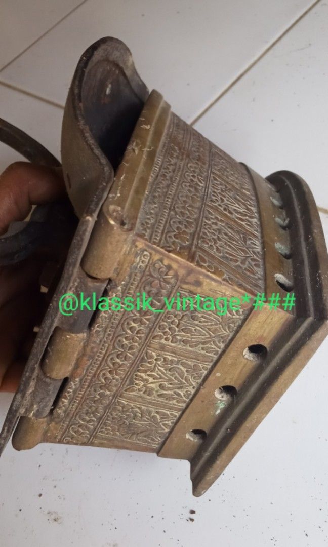 Setrika kuningan jadul, Antik, Lainnya di Carousell