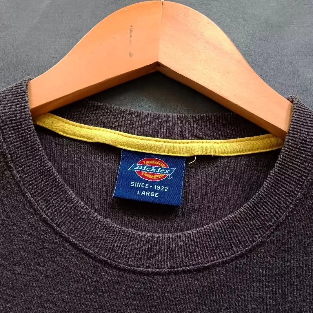 Tshirt Dickies Font logo brown yee, Barang Yang Dicari di Carousell