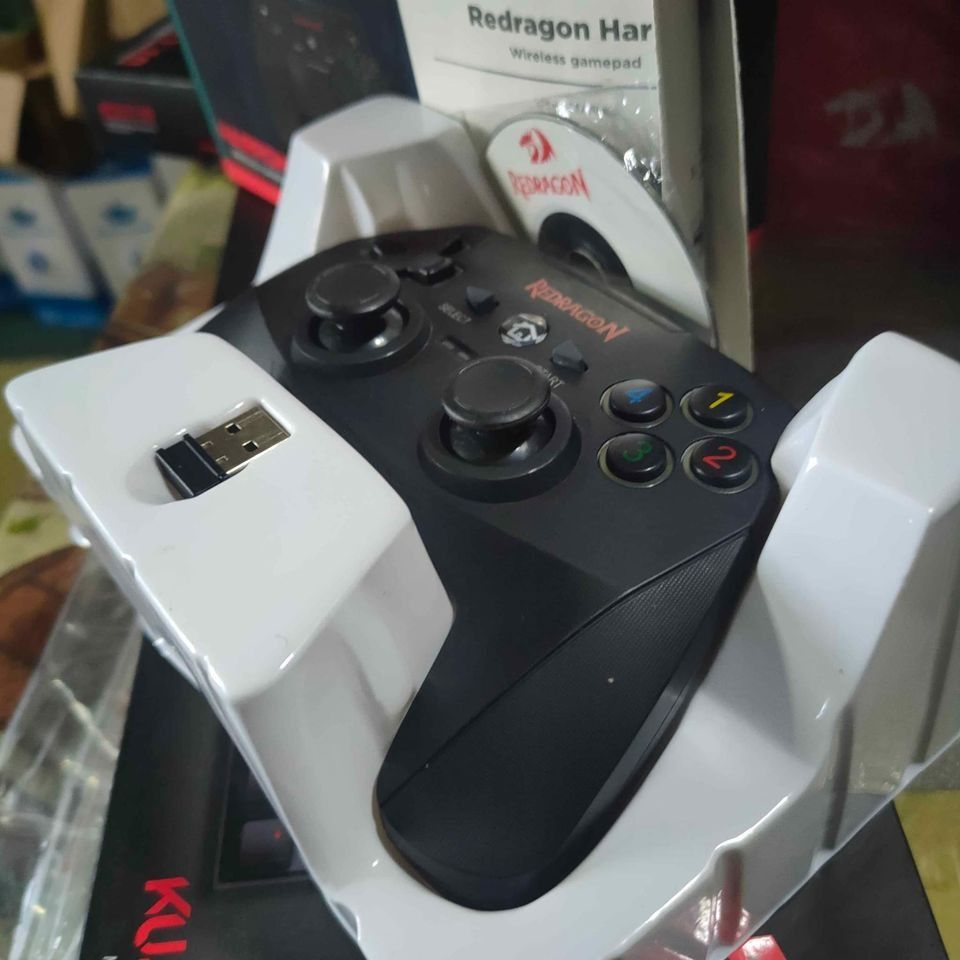 Slightly used opened box Redragon Harrow G808 wireless game pad ...
