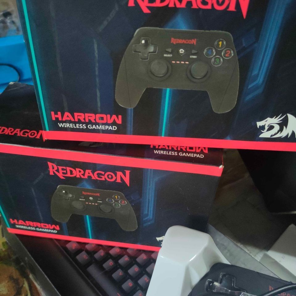 Slightly used opened box Redragon Harrow G808 wireless game pad ...