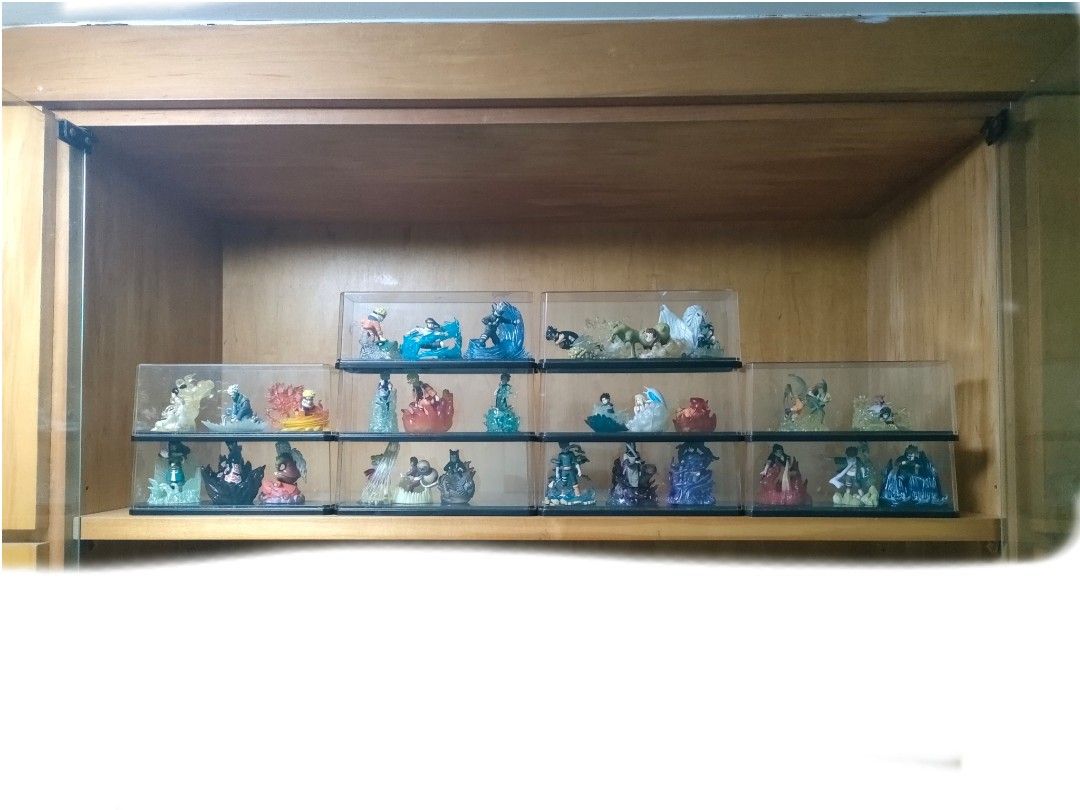BANDAI Naruto Gashapon Set of 29 Figurines (with display cases ...