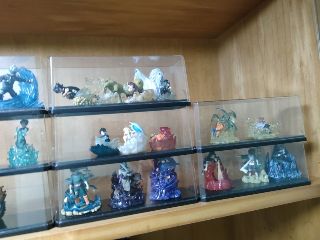 BANDAI Naruto Gashapon Set of 29 Figurines (with display cases ...