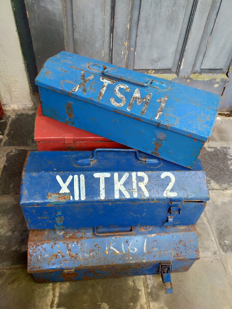 Tool Box Besi Vintage Bekas Murid STM, Antik, Pajangan di Carousell