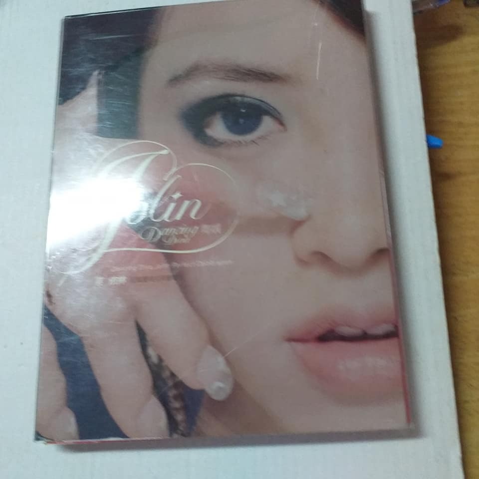 蔡依林JOLIN / 舞孃-冠軍慶典完美豪華版CD+DVD 極新寫真歌本絕版透明殼, 書籍、休閒與玩具, 樂器、音樂相關, CD、DVD在旋轉拍賣