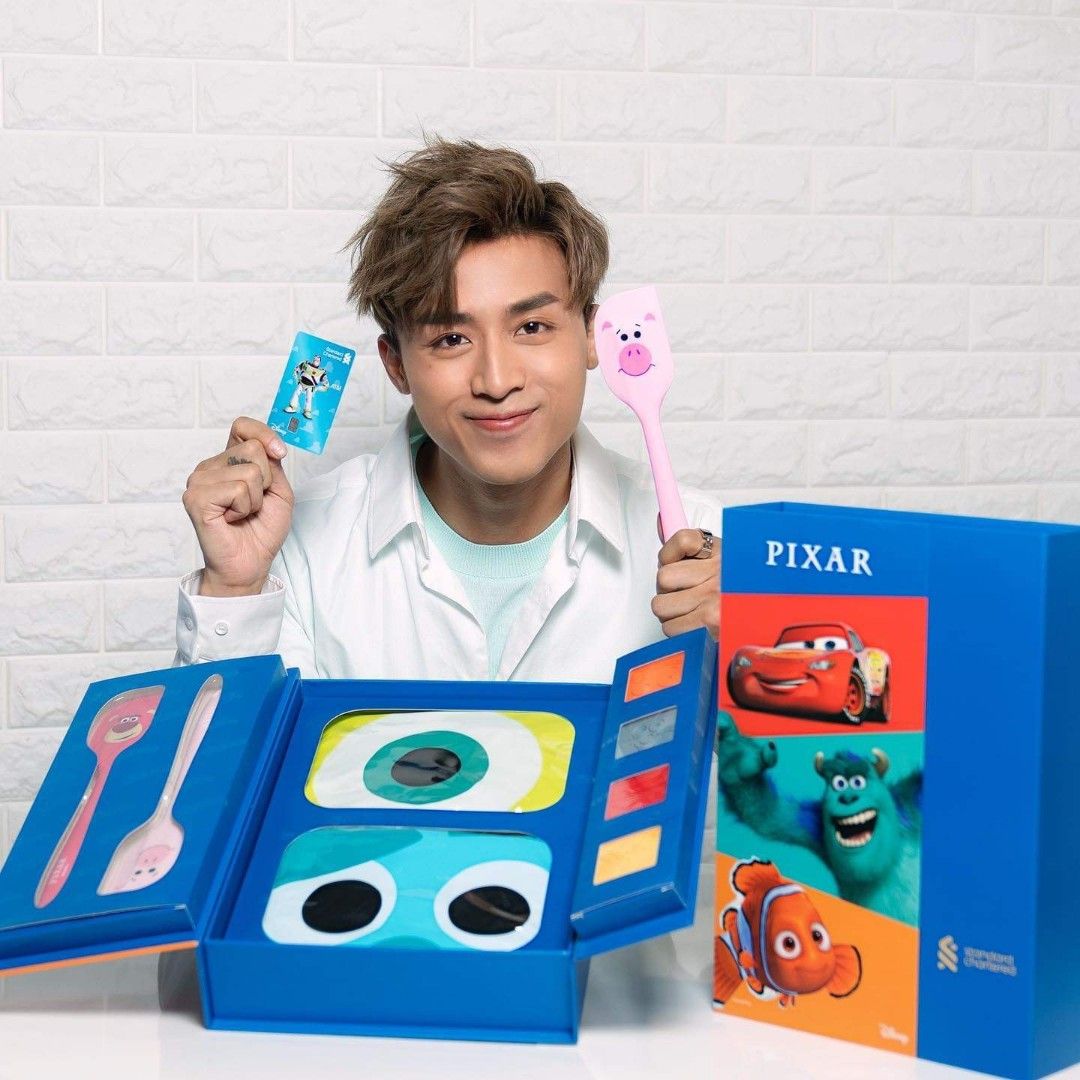 全新渣打限量版Mirror Disney Pixar DIY 烘焙工具（成人圍裙、小童圍裙、矽膠刮刀、曲奇焗模）, 傢俬＆家居, 廚具和餐具 ...