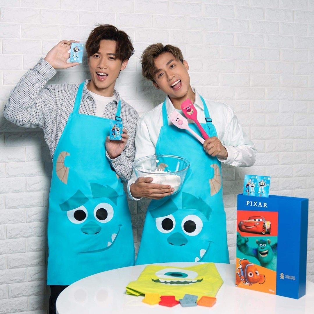 全新渣打限量版Mirror Disney Pixar DIY 烘焙工具（成人圍裙、小童圍裙、矽膠刮刀、曲奇焗模）, 傢俬＆家居, 廚具和餐具 ...