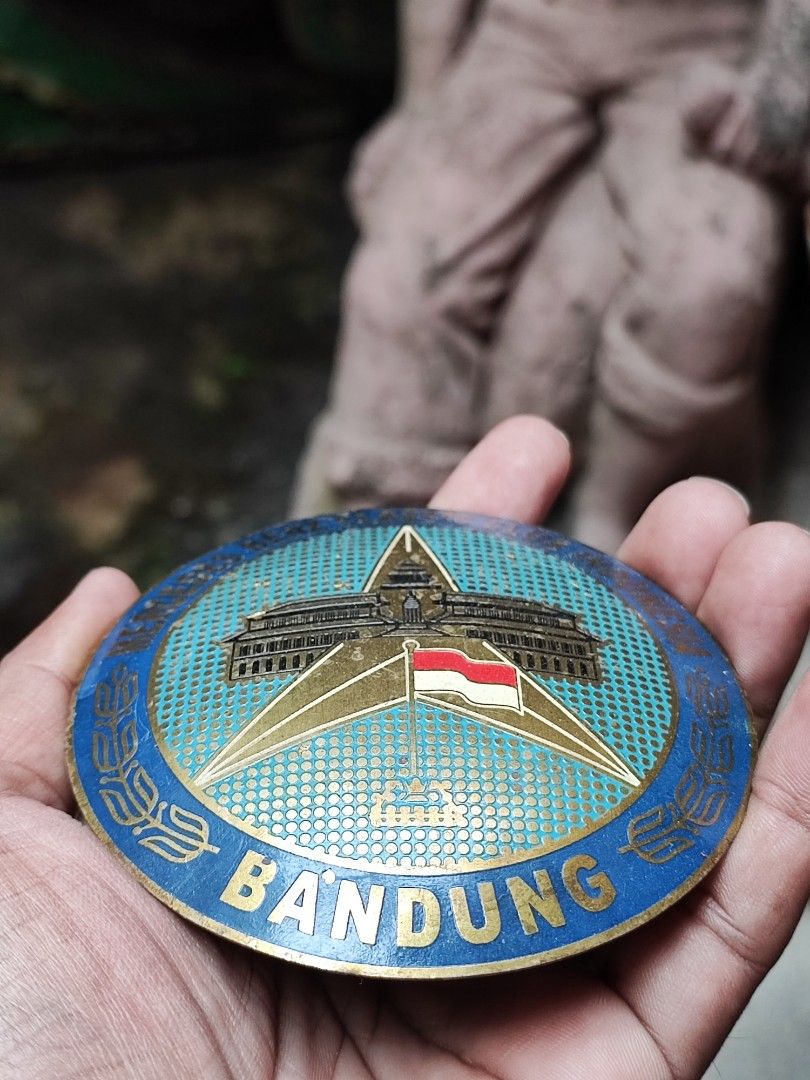 Emblem Badge Kuningan Logo Mercedes-Benz Classic Club Indonesia Bandung ...