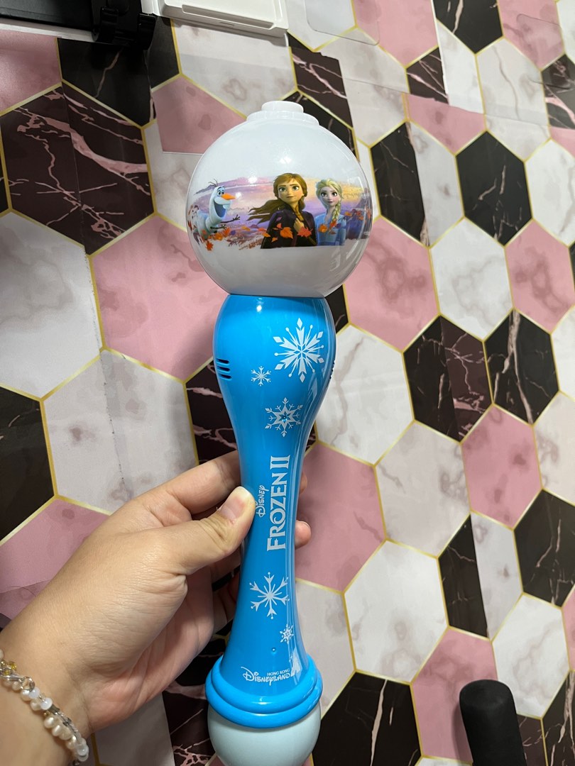 香港迪士尼樂園 艾莎公主 電動閃燈吹泡泡機 Frozen Elsa Anna Bubble, 興趣及遊戲, 玩具 & 遊戲類 - Carousell