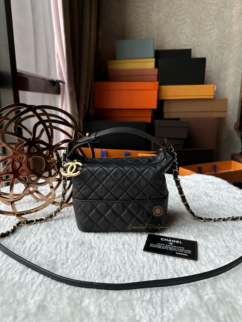 Chanel Chain Vanity, Luxury, Bags & Wallets on Carousell